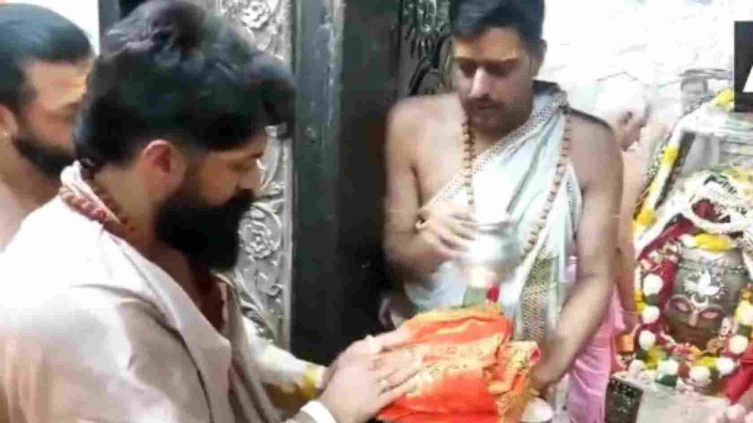 ಉಜ್ಜಯಿನಿ ಮಹಾಕಾಳೇಶ್ವರ ದೇವಸ್ಥಾನದಲ್ಲಿ ನಟ ಯಶ್‍ ಪೂಜೆ - Andolana