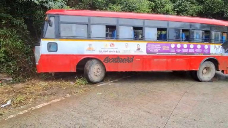 ಕೊಡಗು | ಸ್ಟೇರಿಂಗ್ ಕಟ್ ಆಗಿ ಬರೆಗೆ ಗುದ್ದಿದ ಸಾರಿಗೆ ಬಸ್ ; ತಪ್ಪಿದ ಭಾರಿ ಆನಾಹುತ - Andolana
